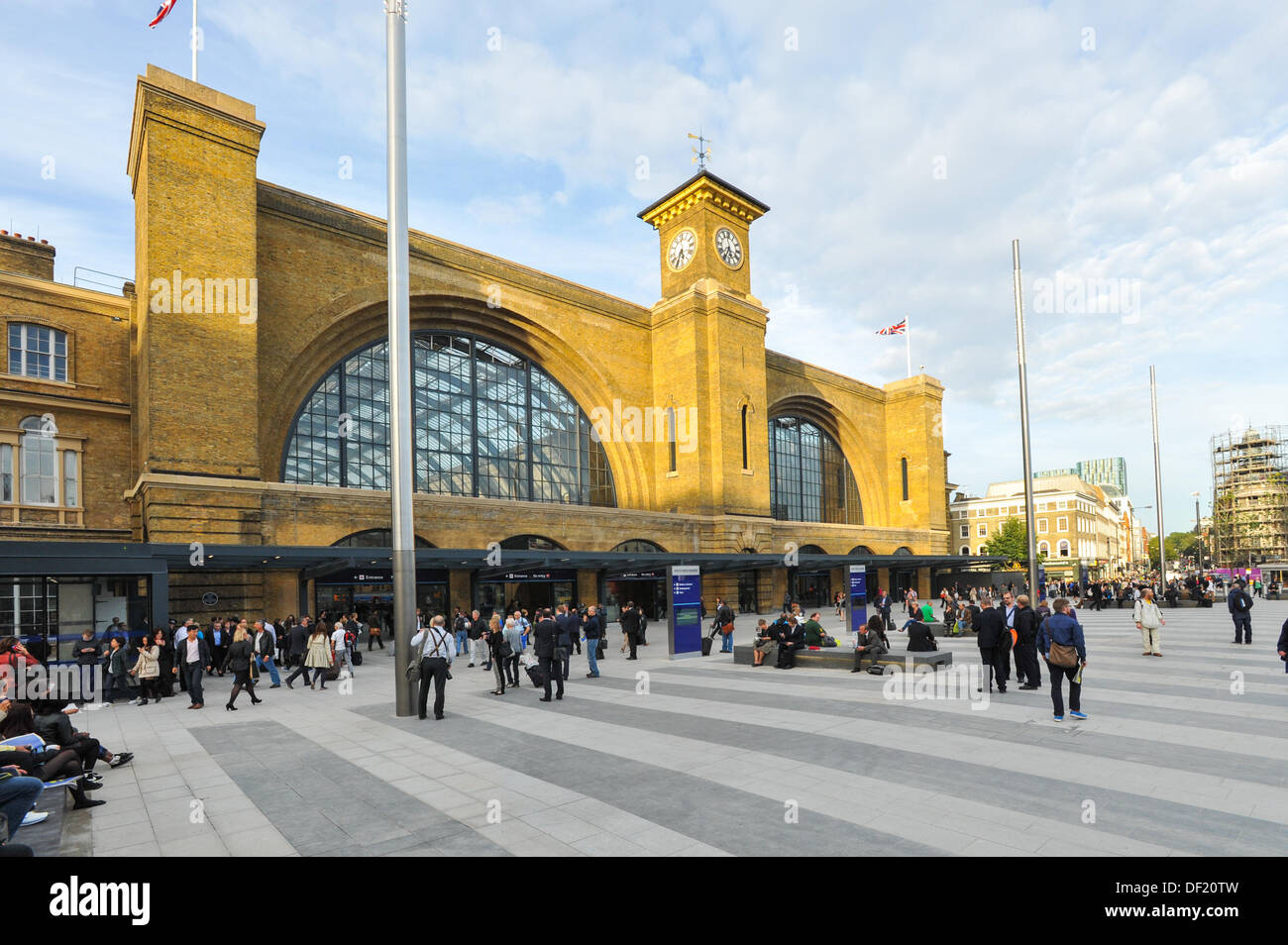 Kings cross square london hi-res stock photography and images - Alamy