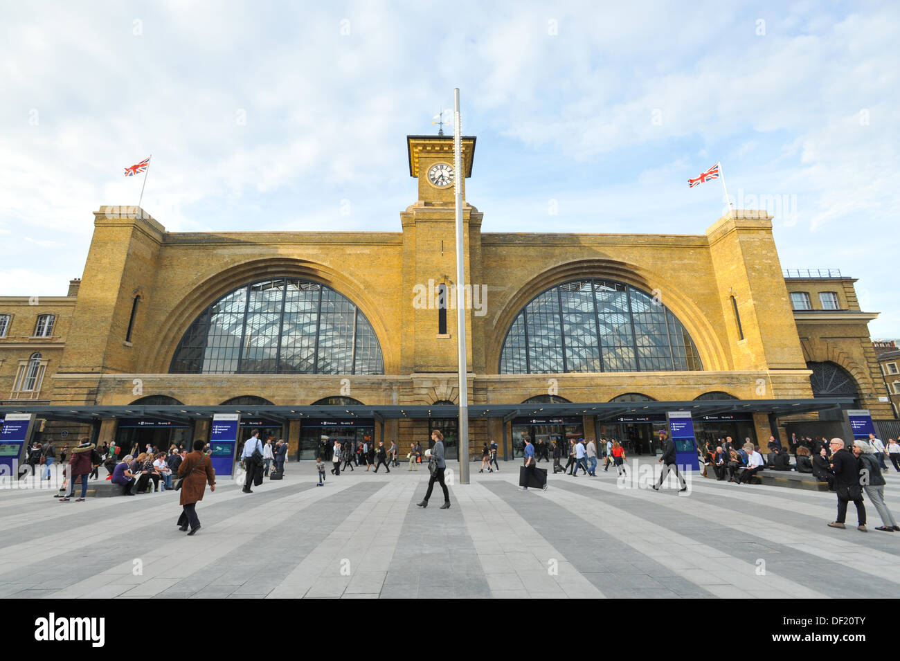 Kings cross square london hi-res stock photography and images - Alamy