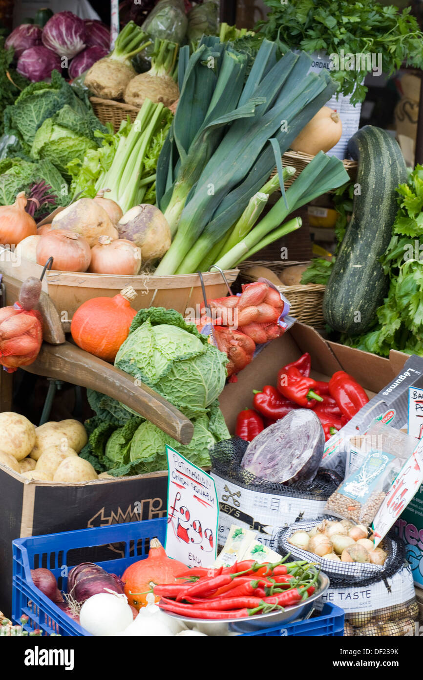 Organic and fresh vegetables at market stall Stock Photo - Alamy