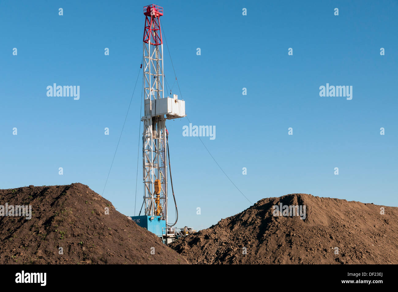 A working drill rig belonging to Chinook Energy drills for natural gas ...