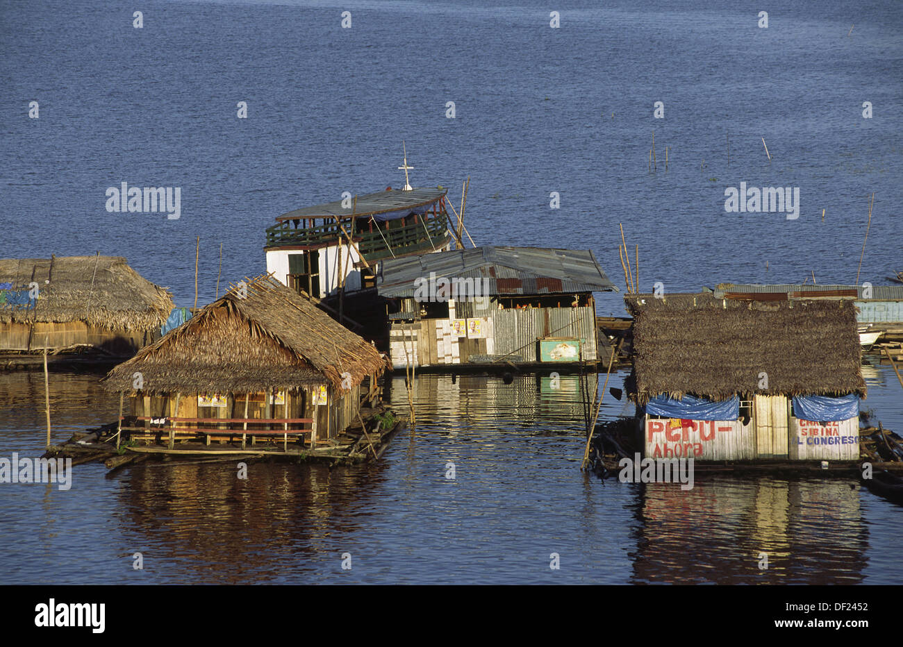 Raft house amazon hi-res stock photography and images - Alamy