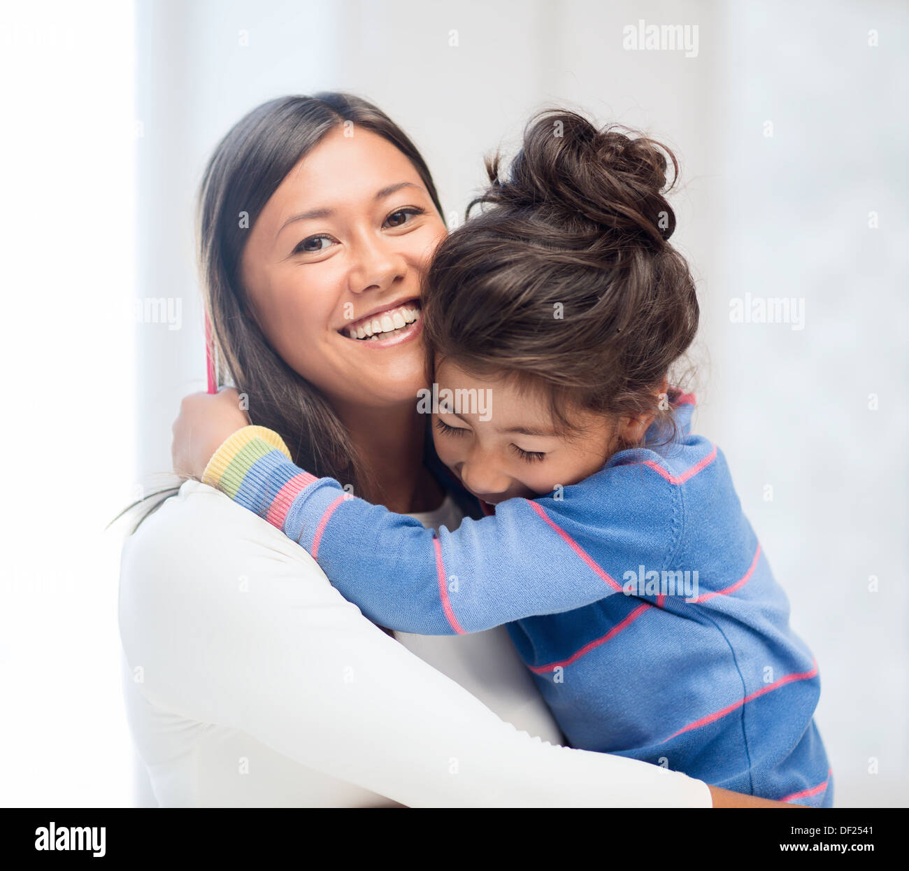 hugging mother and daughter Stock Photo - Alamy