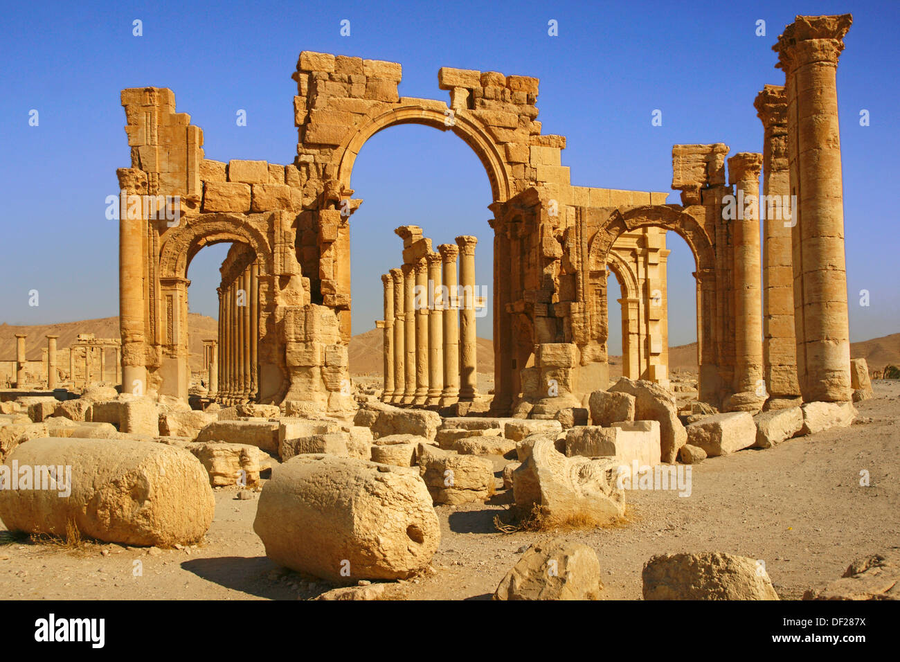 Monumental arch and columns, Palmyra, Syria Stock Photo - Alamy