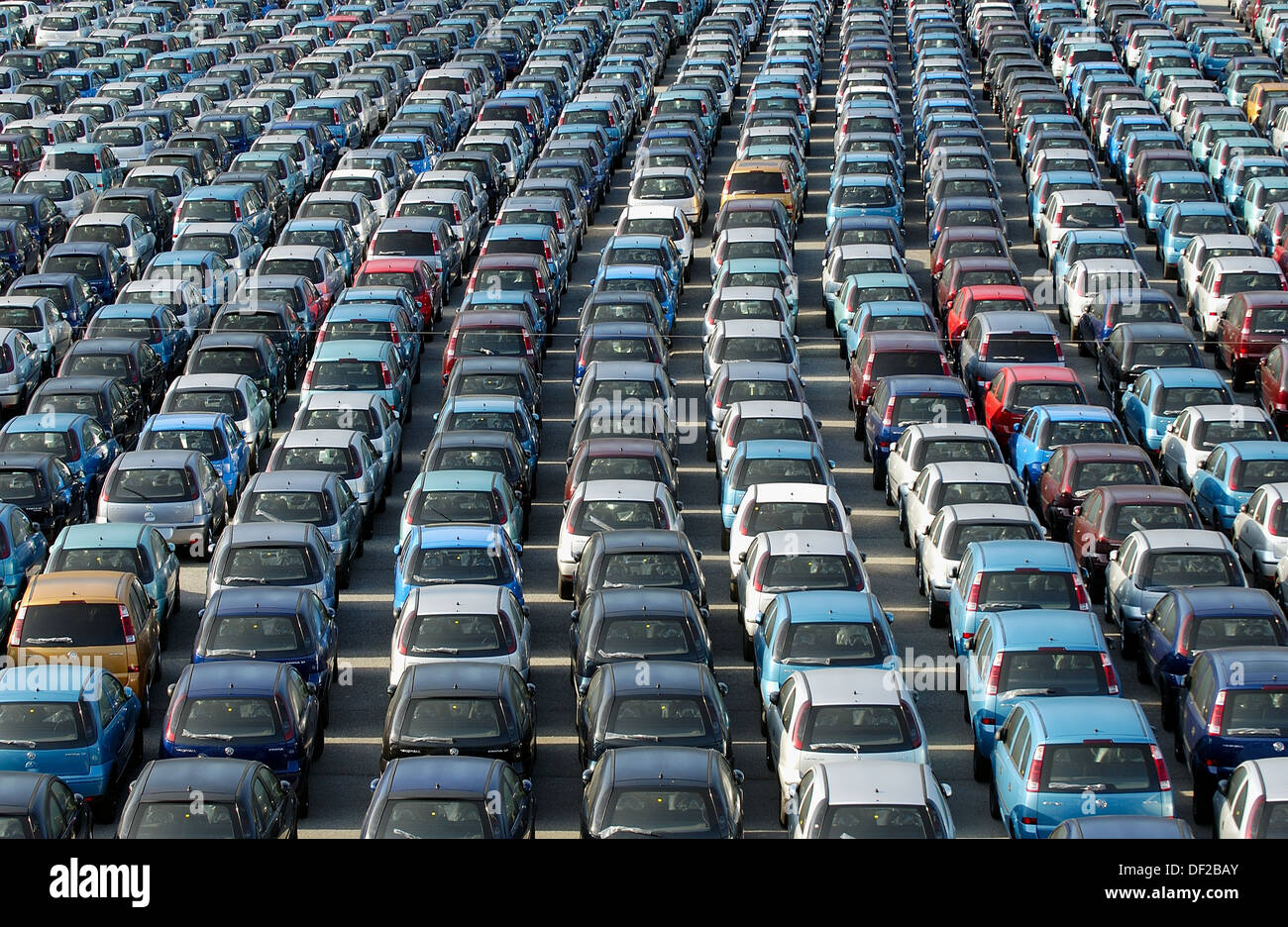 Cars for export hi-res stock photography and images - Alamy