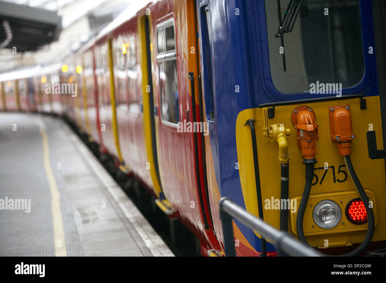 London waterloo railway station hi-res stock photography and images - Alamy