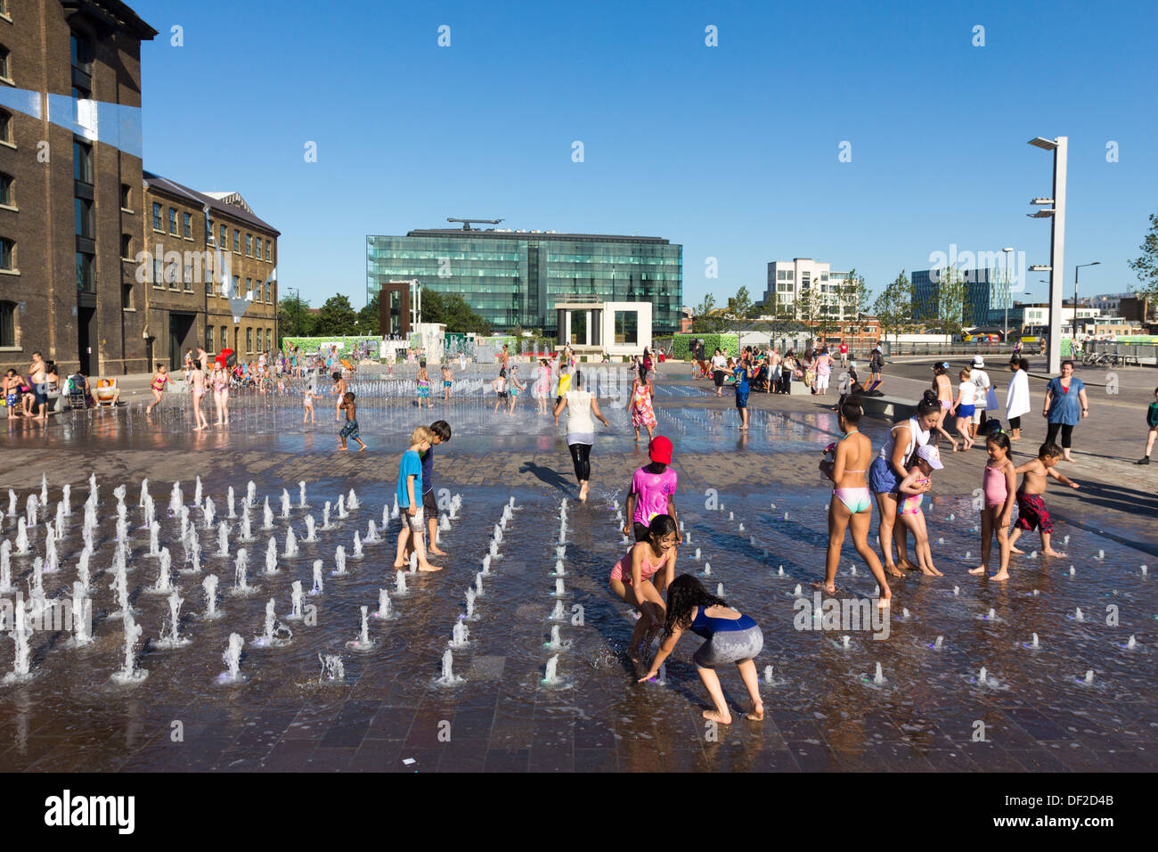 Kings cross water feature hi-res stock photography and images - Alamy