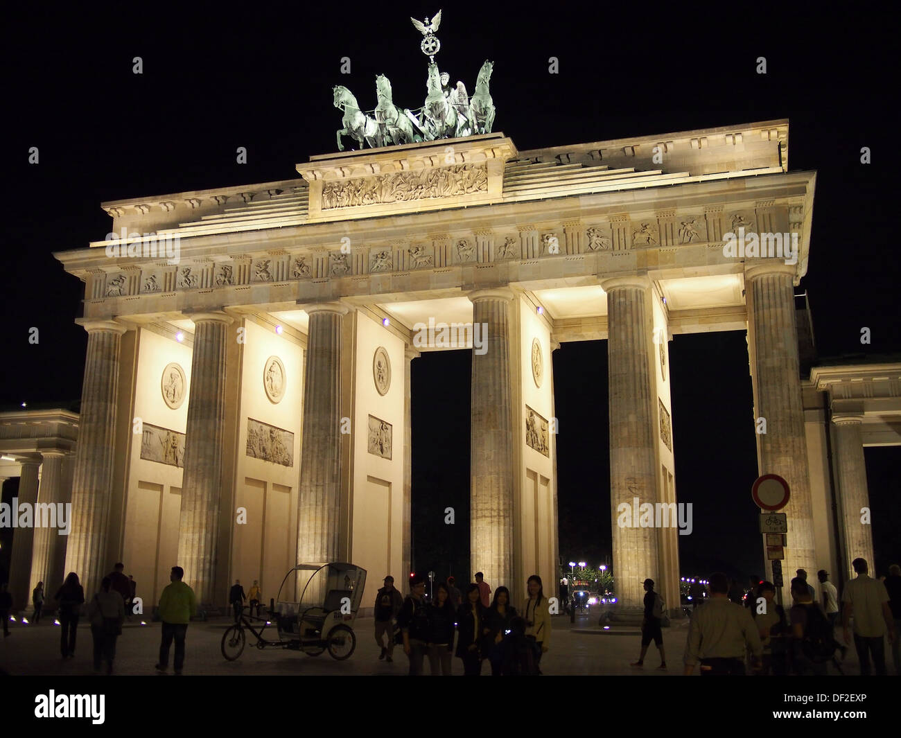 View of the illuminated brandenburg gate brandenburger tor in berlin hi-res stock photography ...