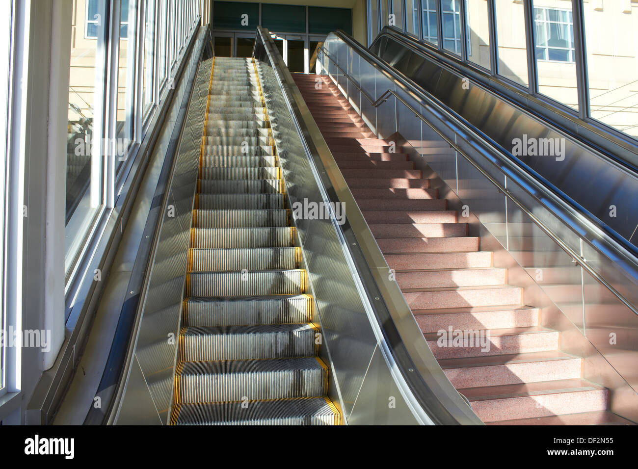 Horizontal escalator hi-res stock photography and images - Alamy