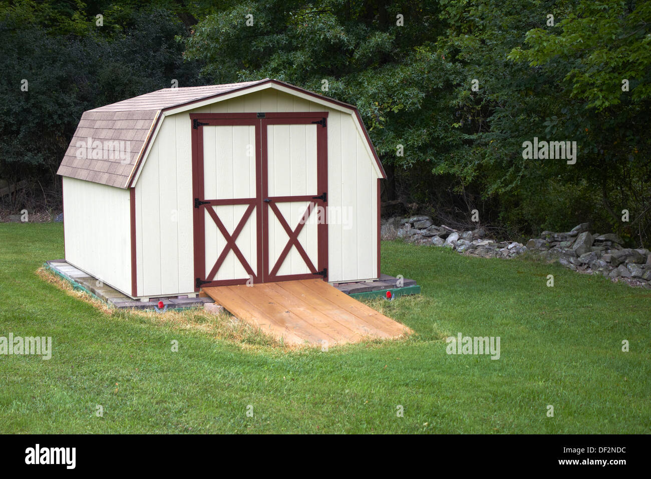 Red storage shed hi-res stock photography and images - Alamy