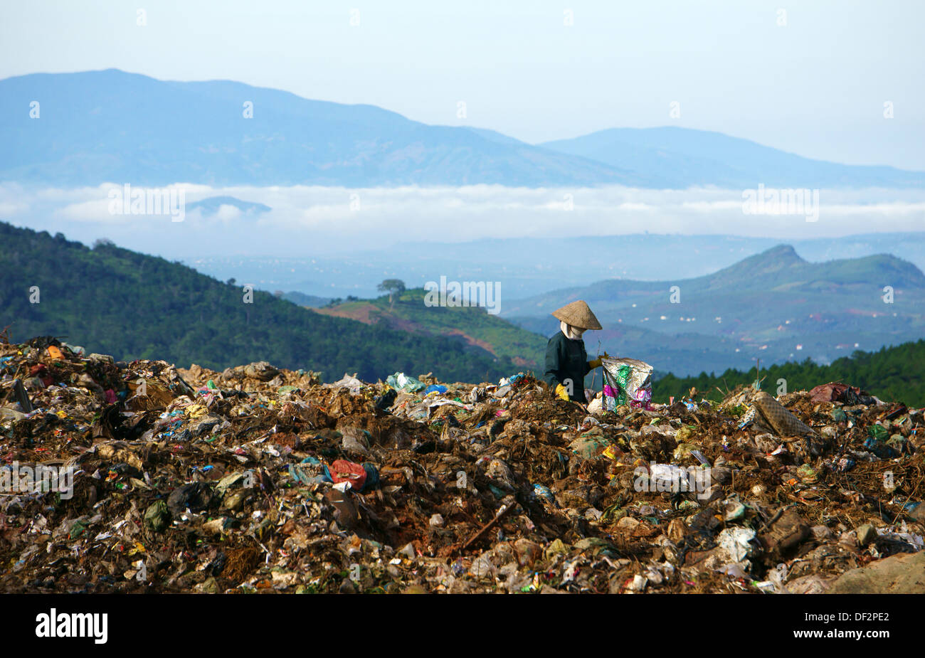 People pick up garbage at dumping ground Stock Photo - Alamy
