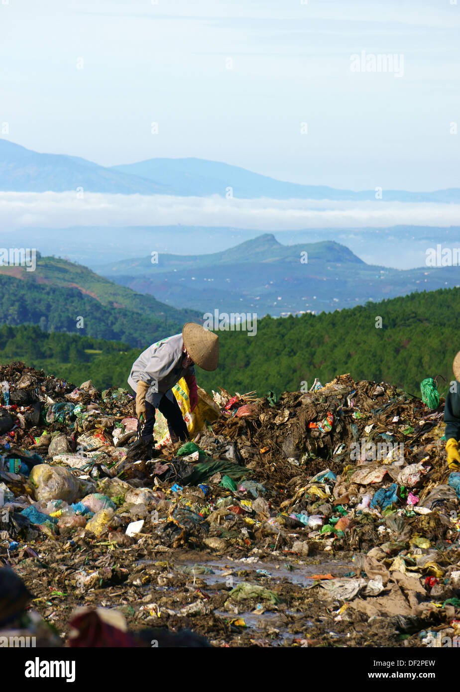 People pick up garbage at dumping ground Stock Photo - Alamy