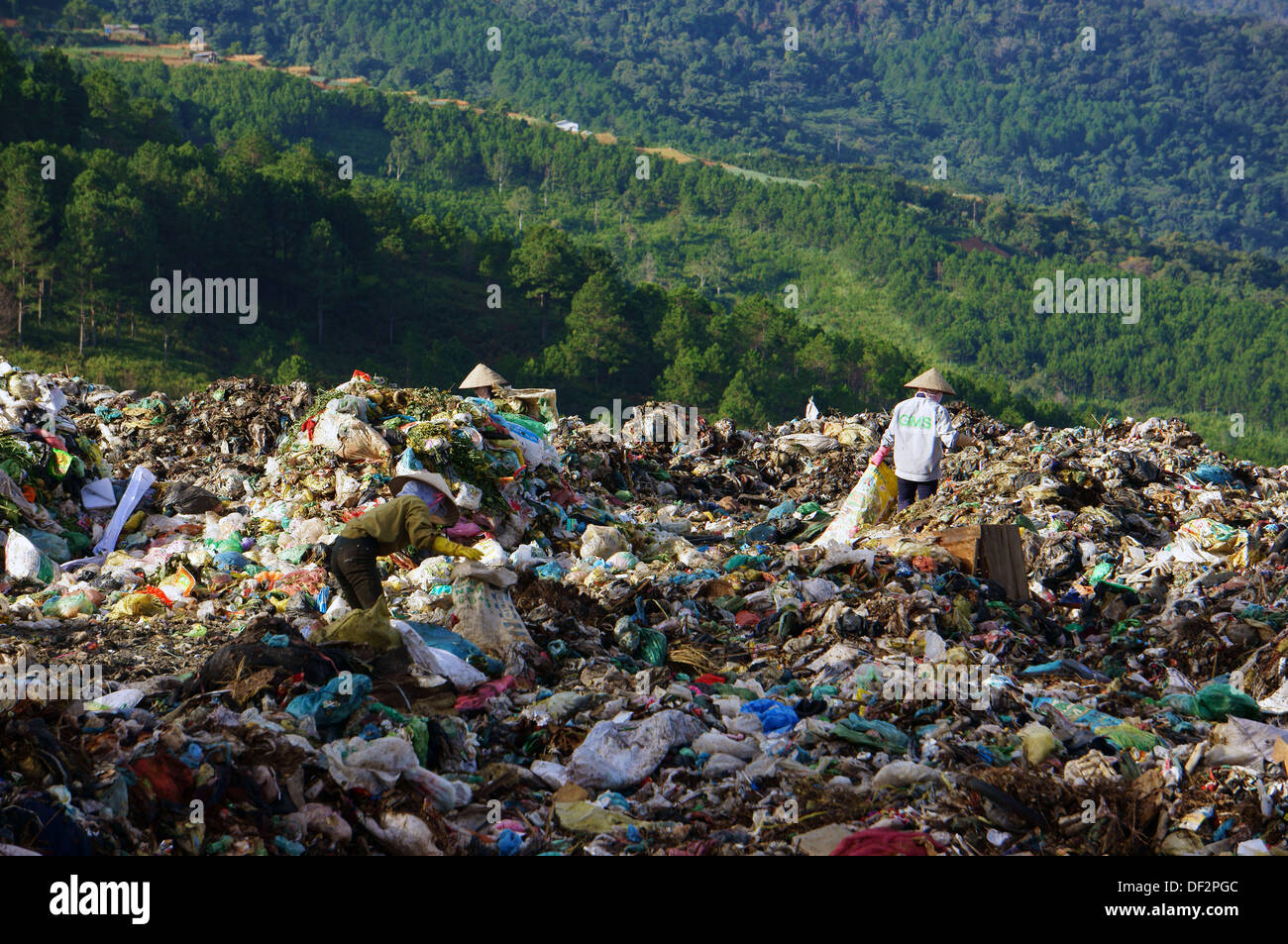 People pick up garbage at dumping ground Stock Photo - Alamy