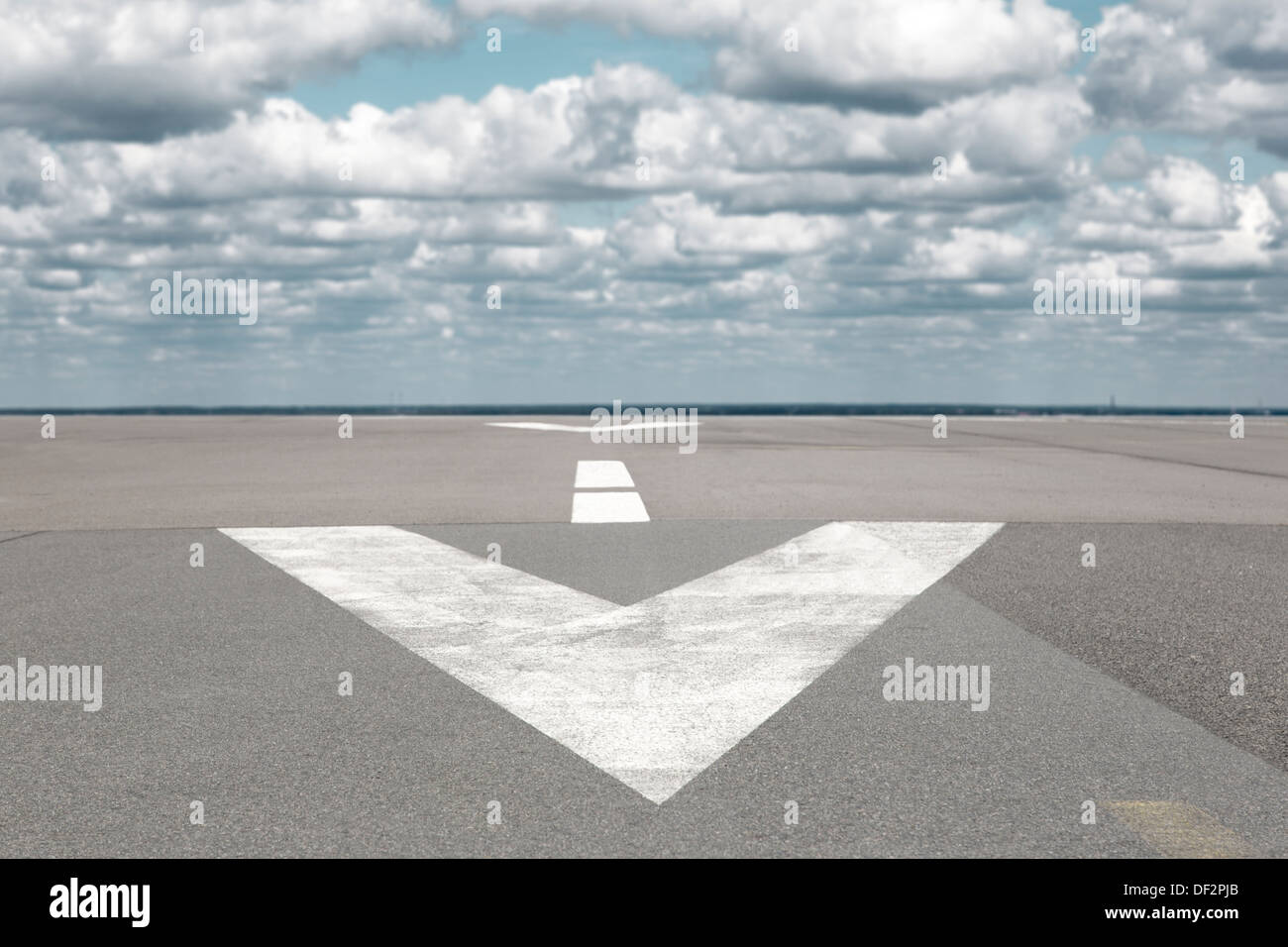 Runway hi-res stock photography and images - Alamy