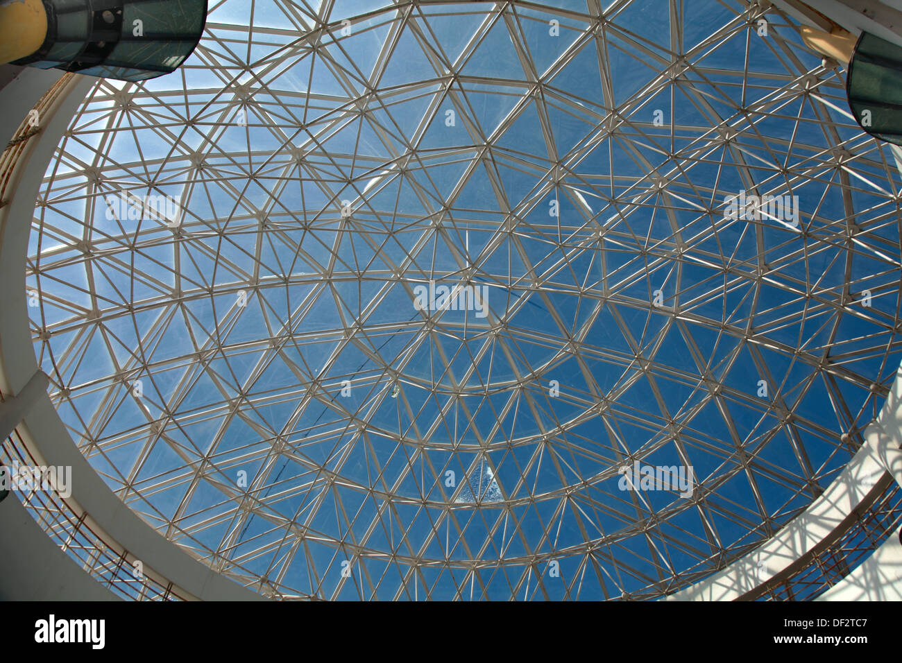 Ceiling dome contemporary skylight hi-res stock photography and images ...