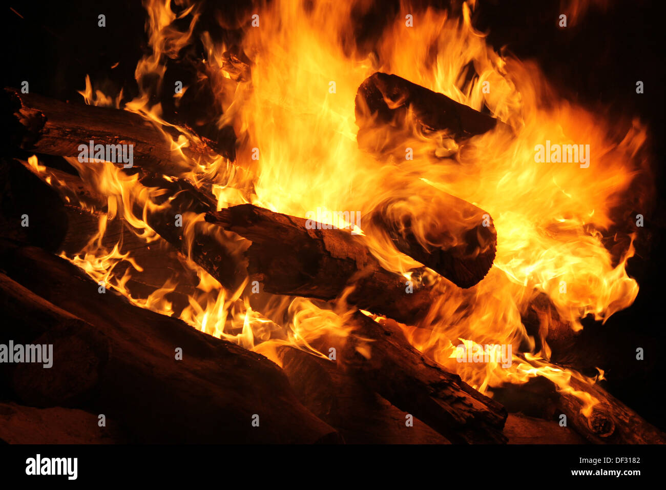 Fire-Campfire burning logs Stock Photo - Alamy