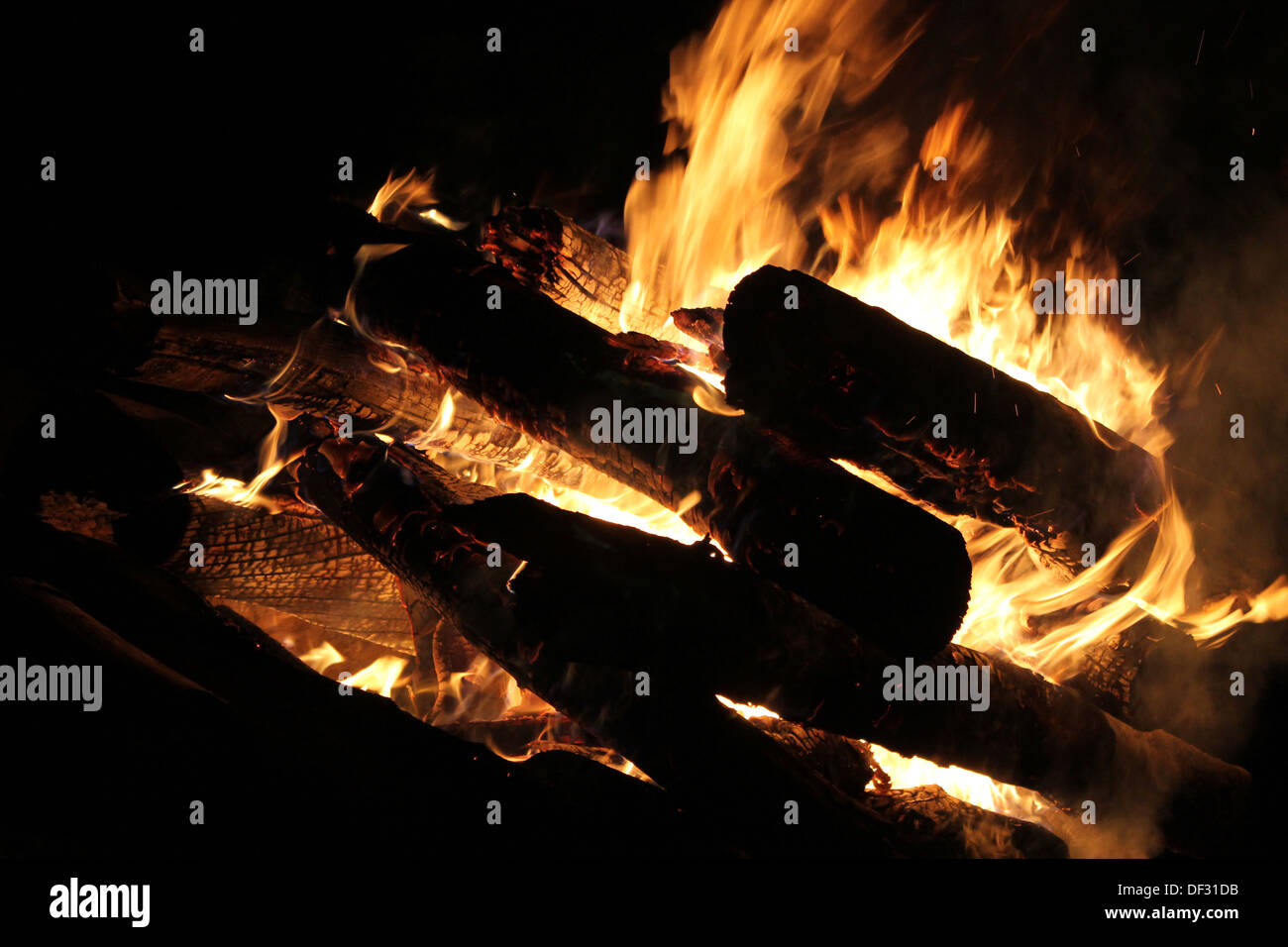 Fire-Campfire burning logs Stock Photo - Alamy