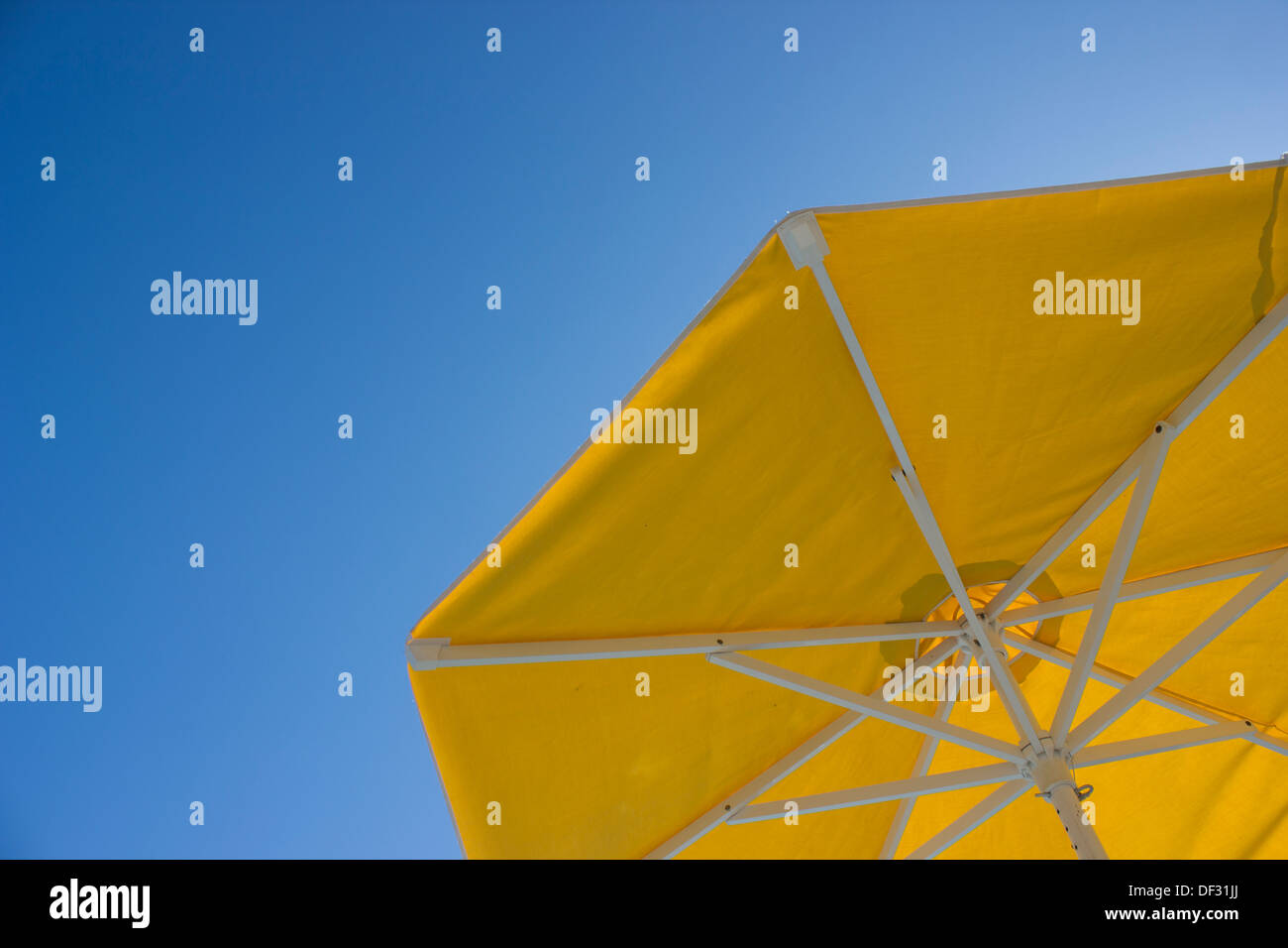 Yellow and blue parasol hi-res stock photography and images - Alamy