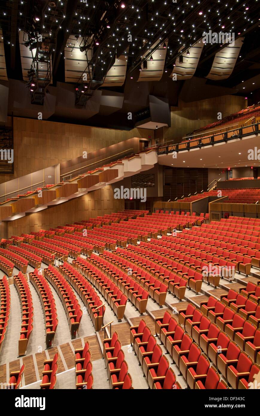 Queen Elizabeth Theatre Vancouver Stock Photos & Queen Elizabeth ...