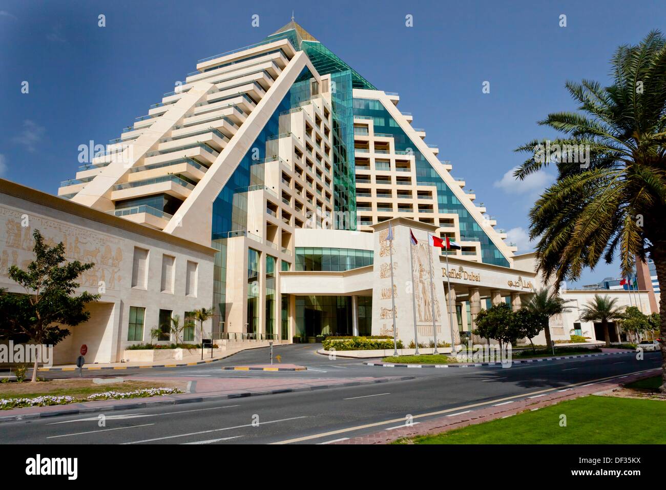 Pyramid shaped hotel hi-res stock photography and images - Alamy