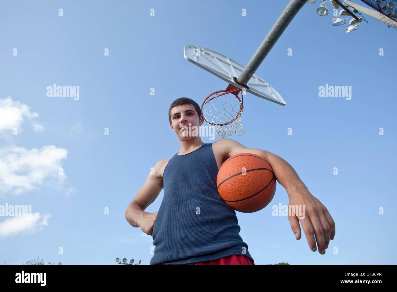 Youngster basketball player hi-res stock photography and images - Alamy