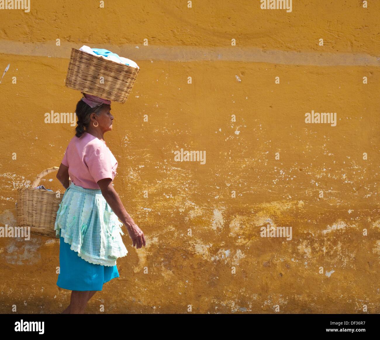 Woman basket on head guatemala hi-res stock photography and images - Alamy