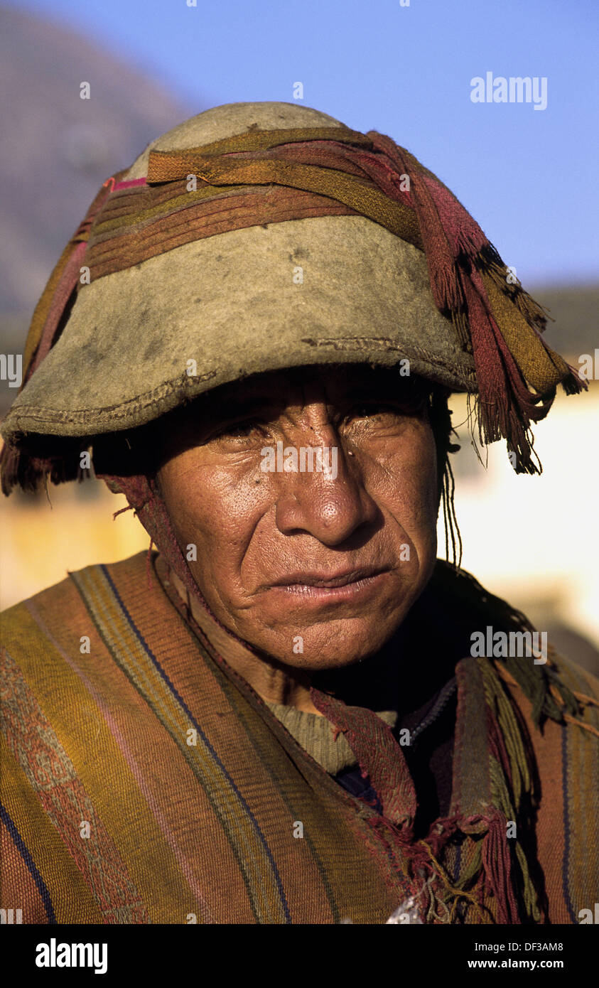 Indian quechua colourful clothes hi-res stock photography and images ...