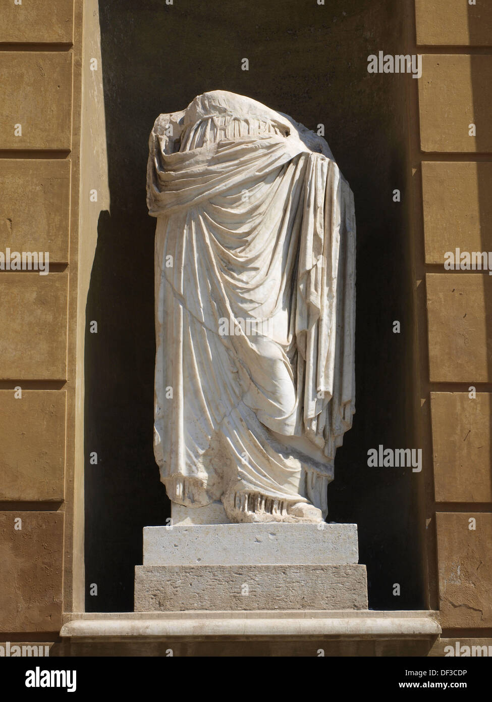 Classic sculpture hi-res stock photography and images - Alamy