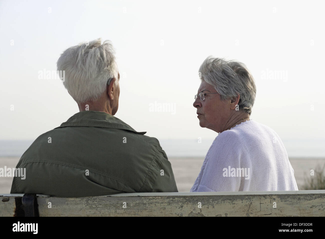 Old lady on bench talking hi-res stock photography and images - Alamy