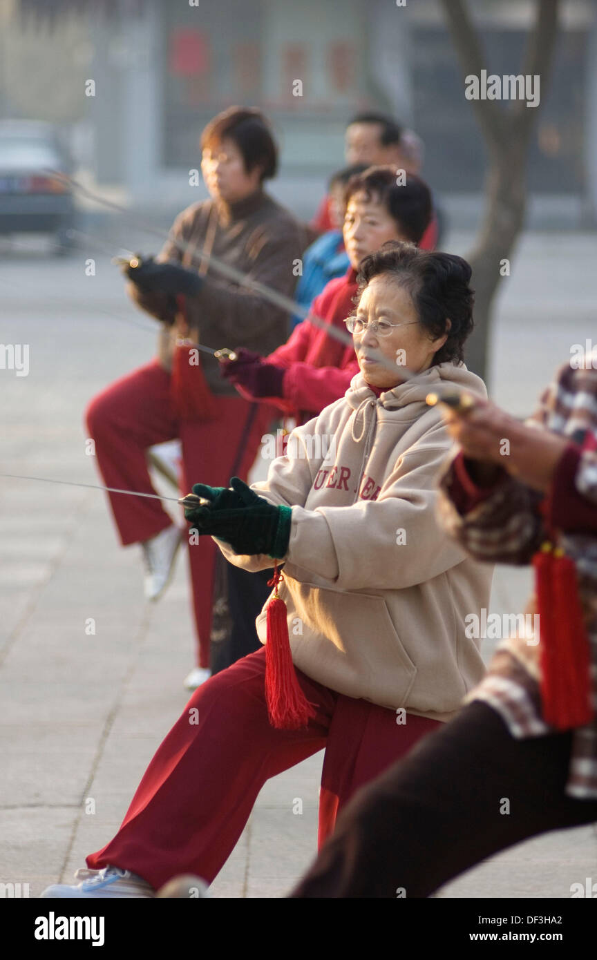 People with swords hi-res stock photography and images - Alamy