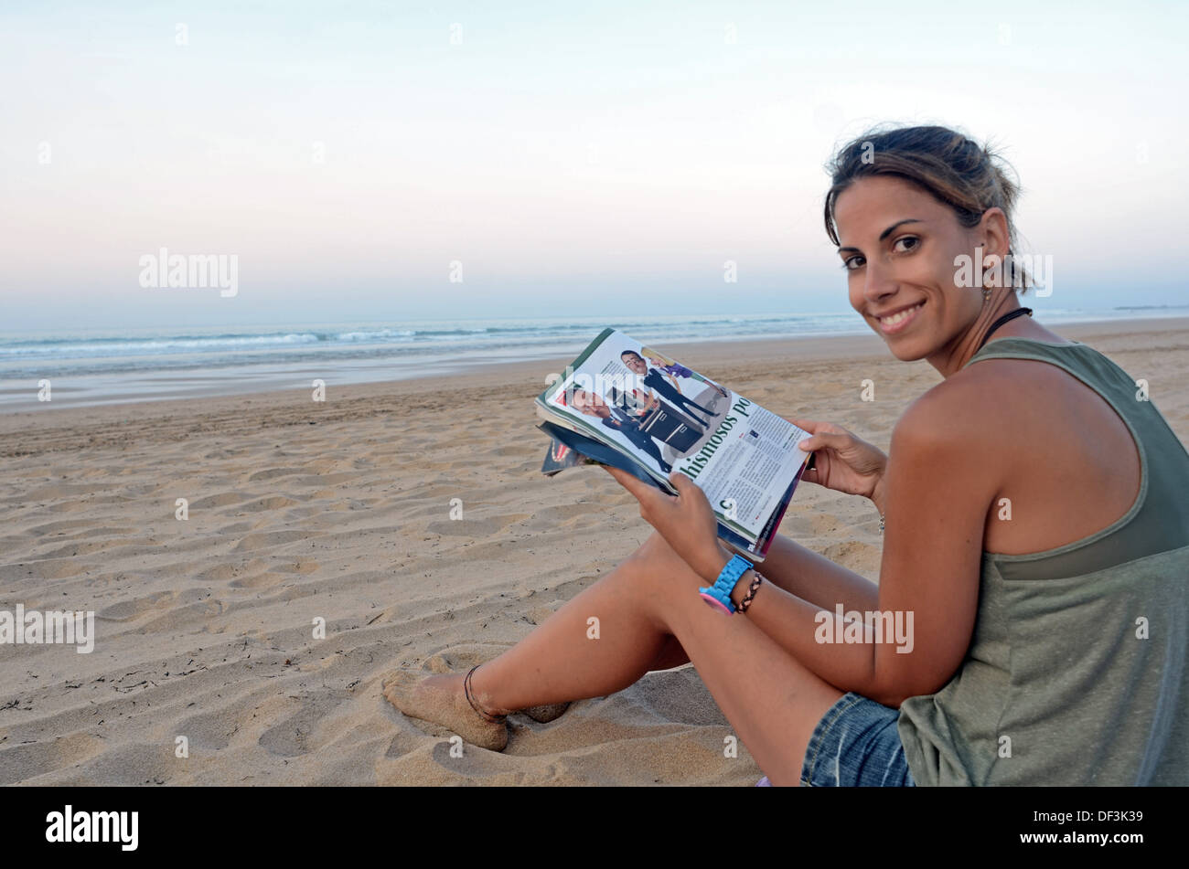 Reading magazine at beach hi-res stock photography and images - Alamy
