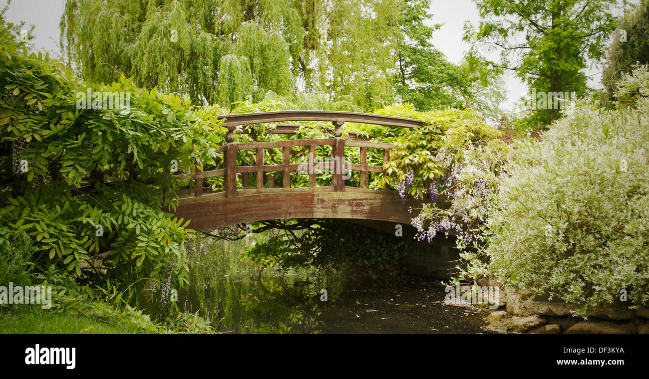 A small wooden footbridge in Regent's Park, London Stock Photo - Alamy