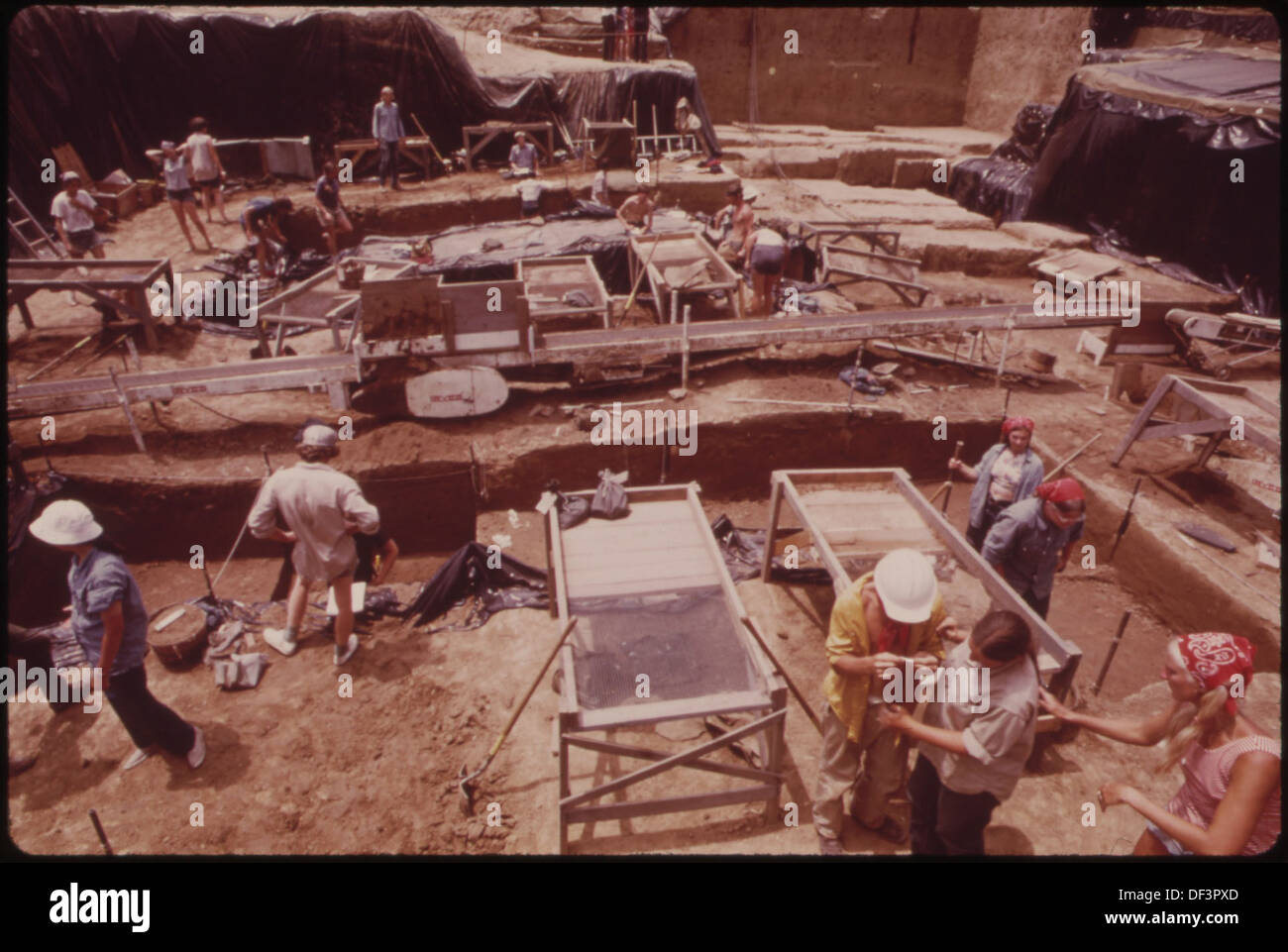 College students collaborate with archaeologists at the Koster dig site ...