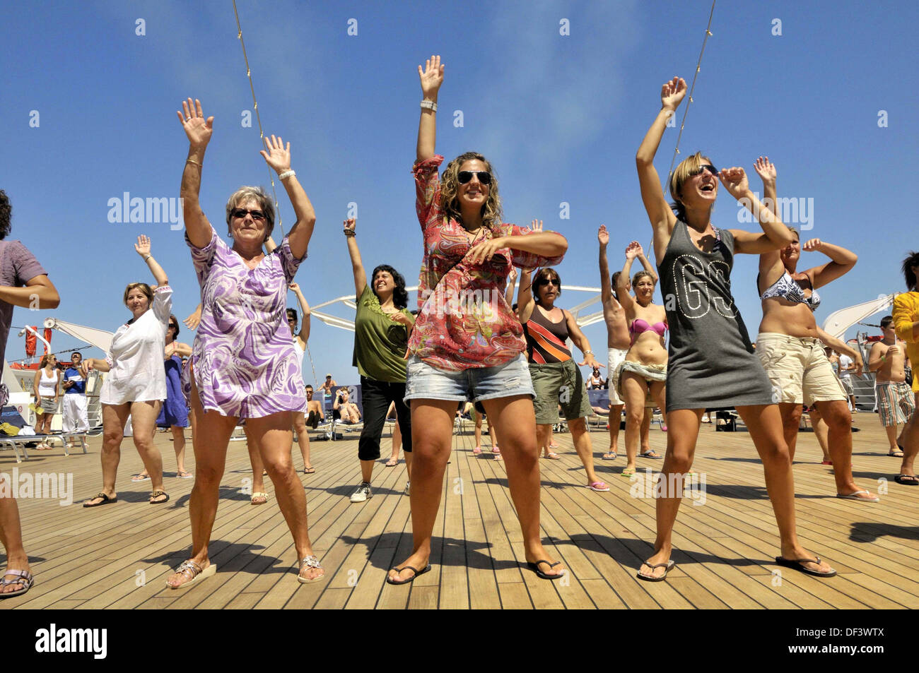 Dance on deck cruise ship hi-res stock photography and images - Alamy
