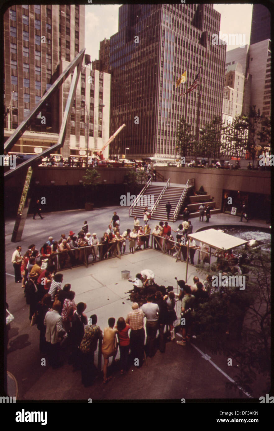 Sunken plaza hi-res stock photography and images - Alamy