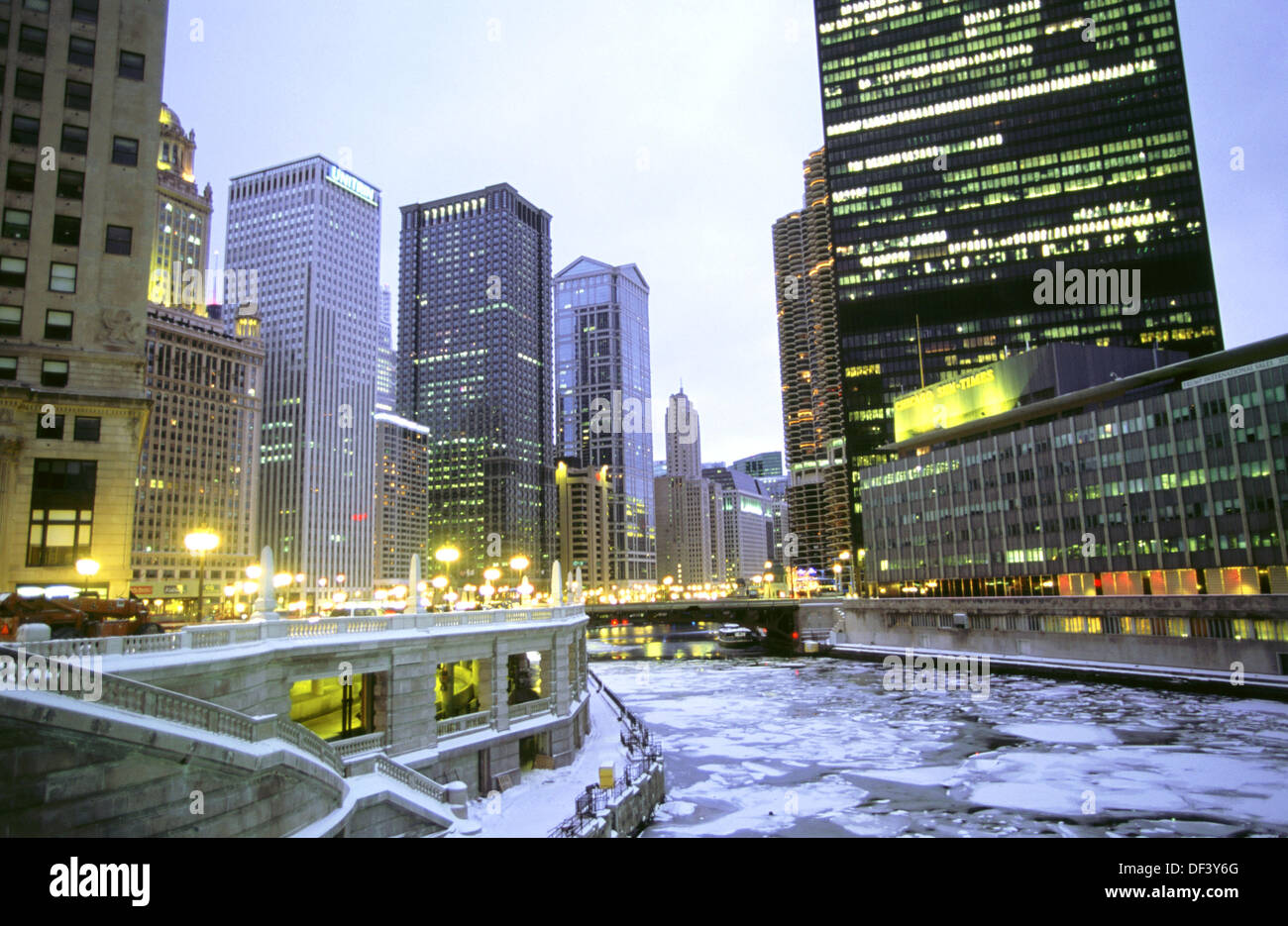 Chicago riverbank hi-res stock photography and images - Alamy