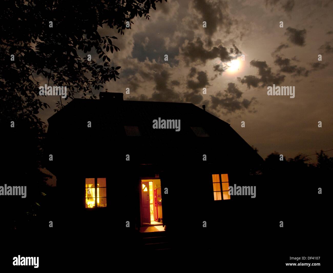 Country house night hi-res stock photography and images - Alamy