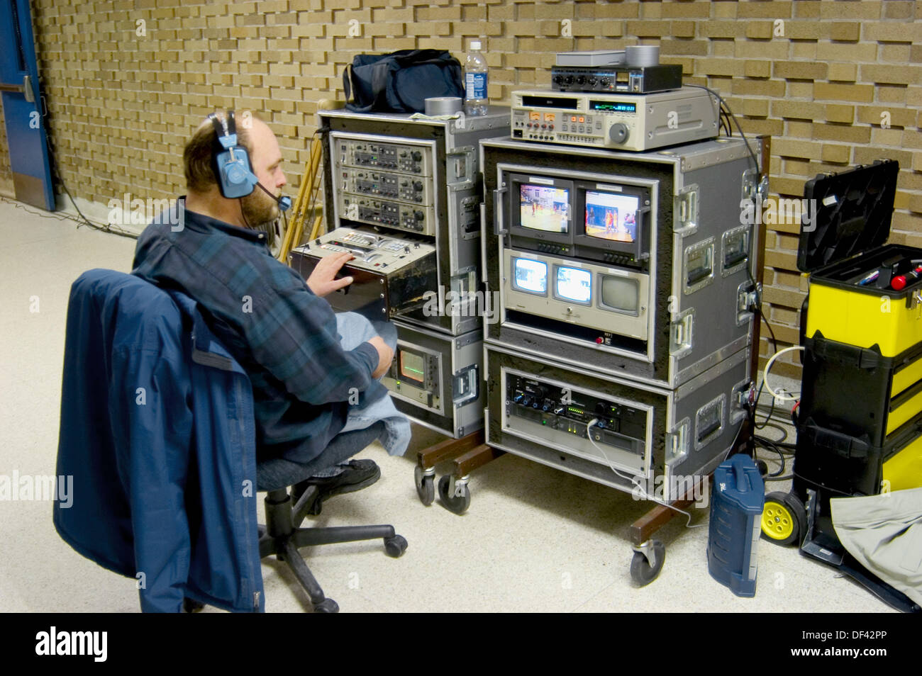 Working in television hi-res stock photography and images - Alamy