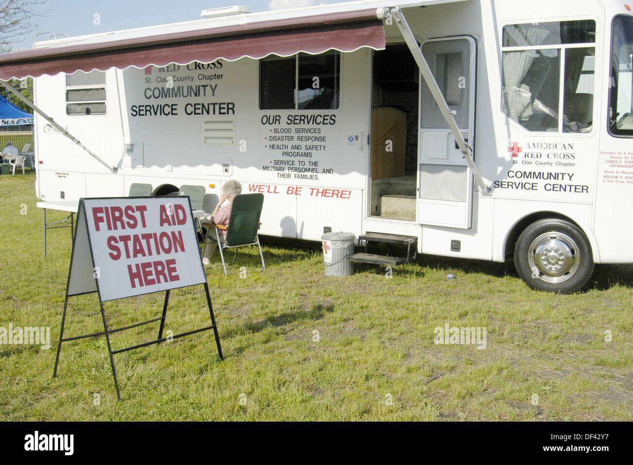First aid center sign hi-res stock photography and images - Alamy