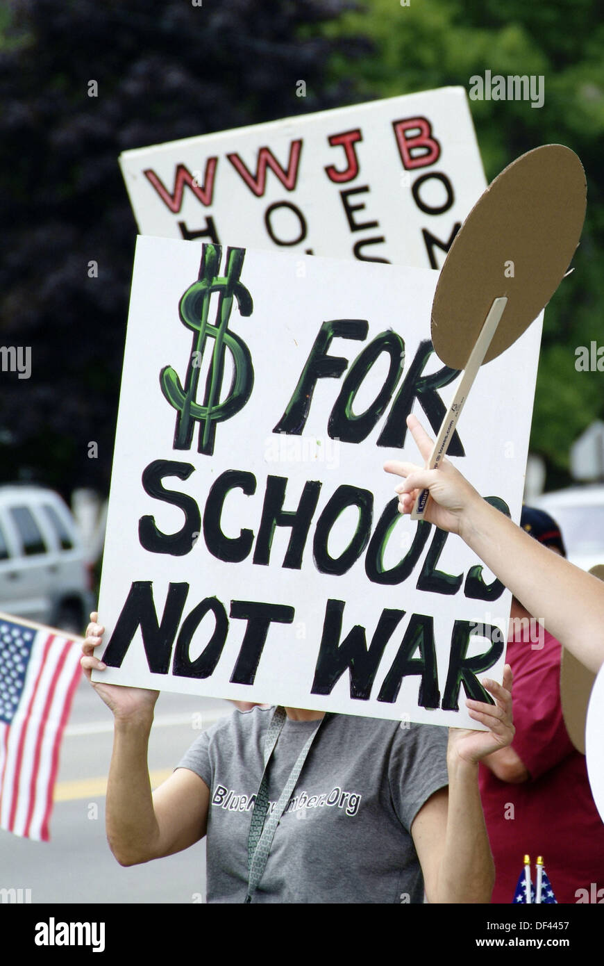 Protesters holding protest signs hi-res stock photography and images ...