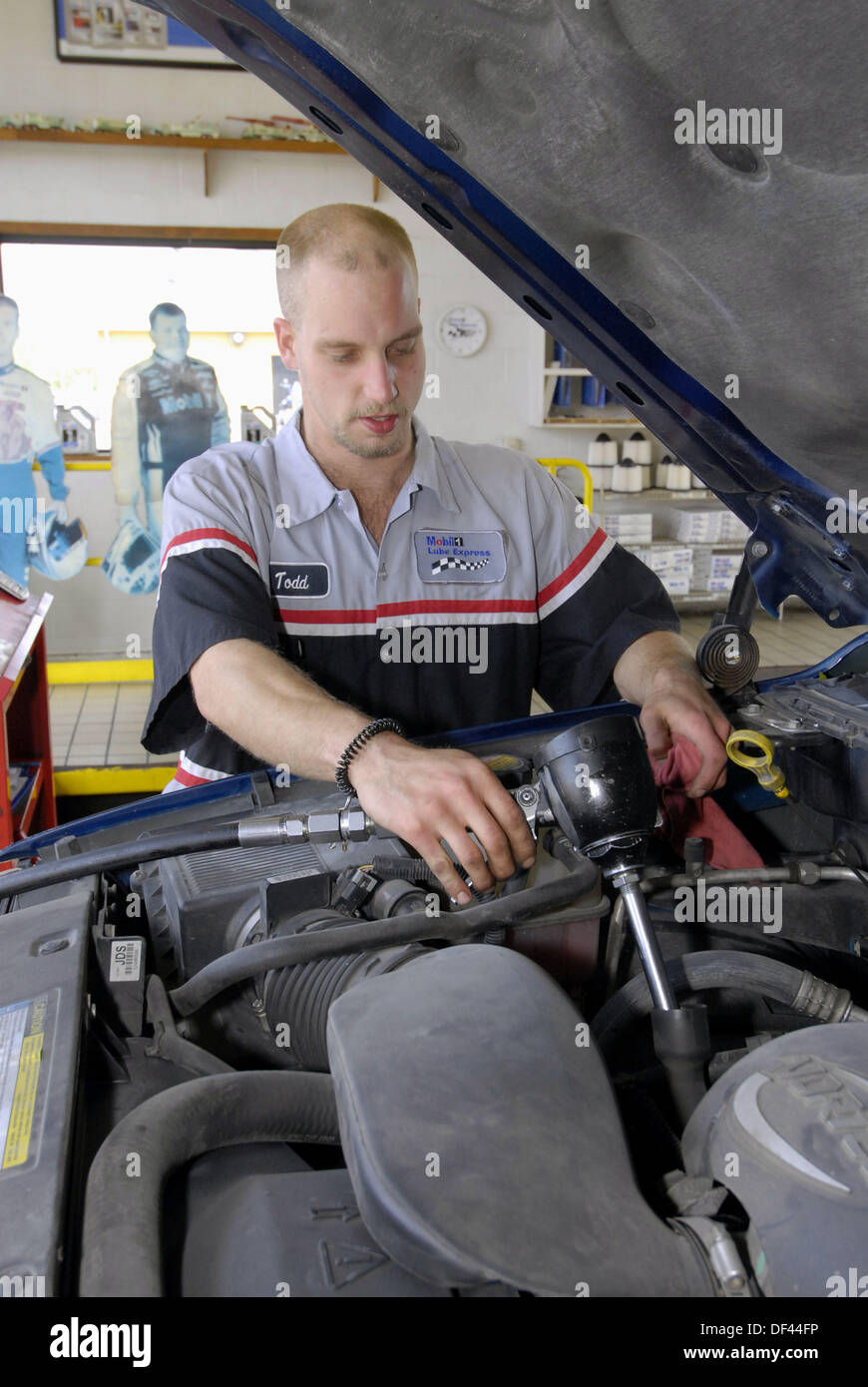 Quick oil change hi-res stock photography and images - Alamy