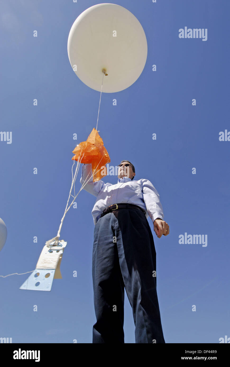 Weather balloon science hi-res stock photography and images - Alamy