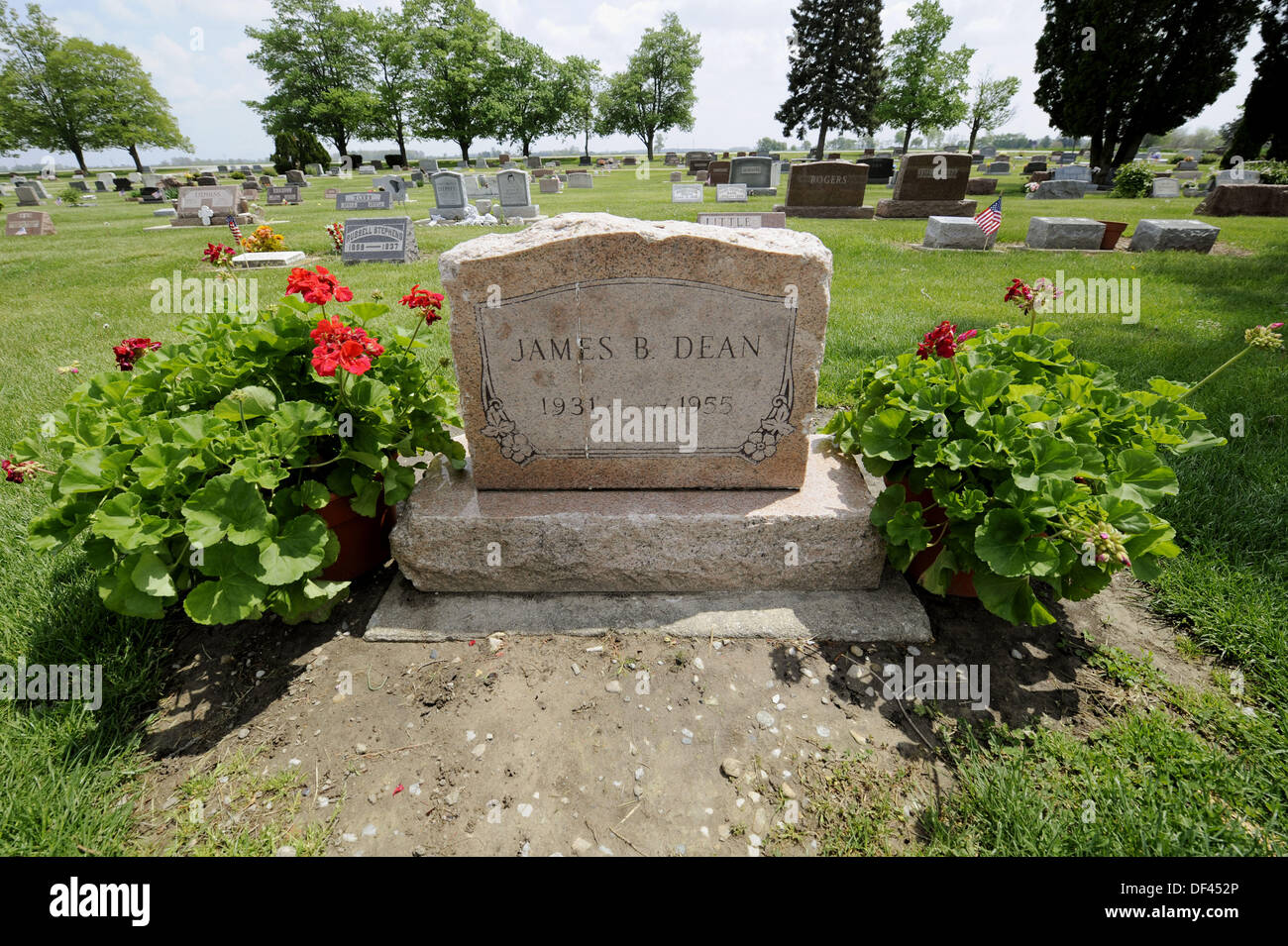 James dean grave park cemetery hi-res stock photography and images - Alamy