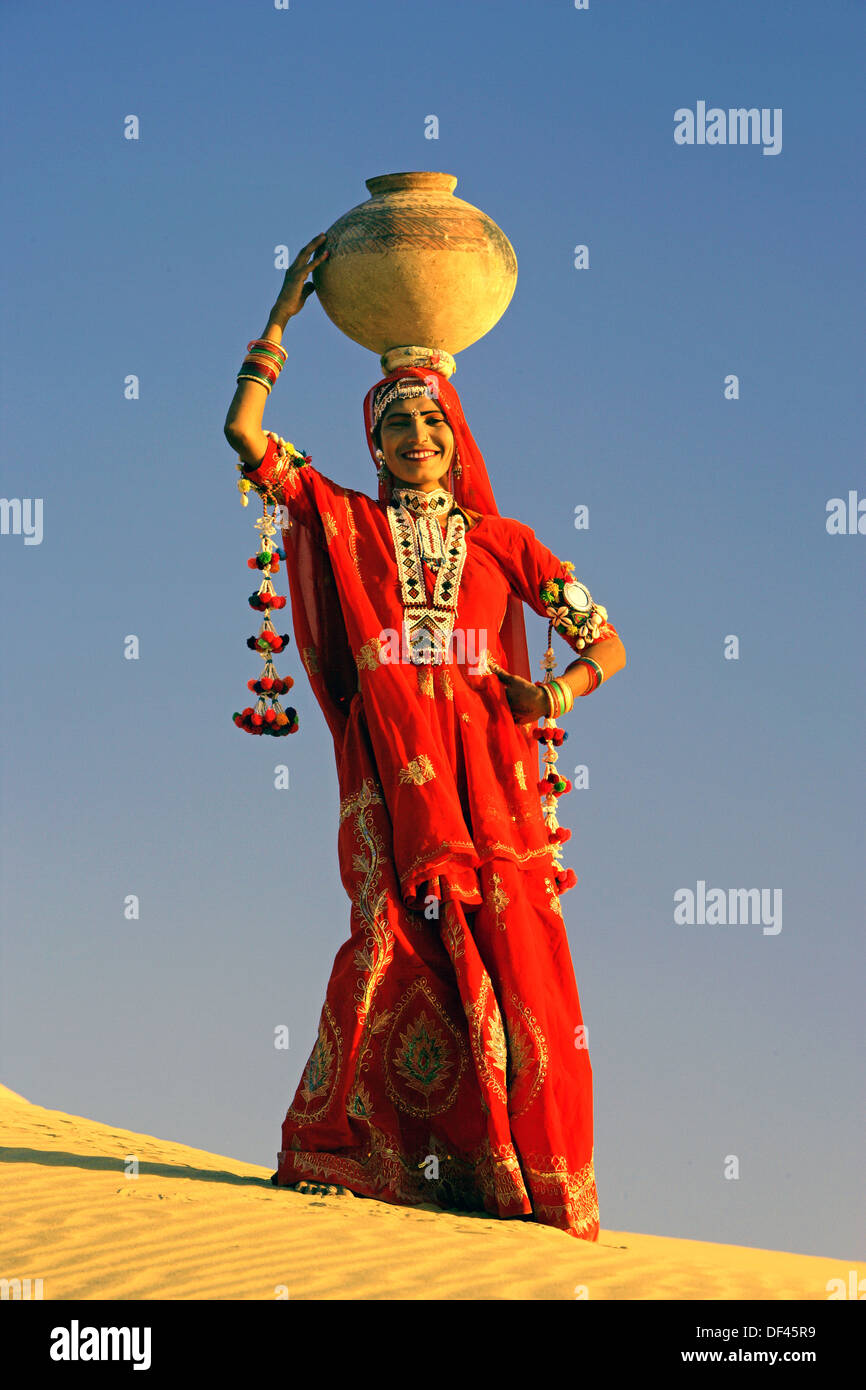 Woman carrying water pot rajasthan hi-res stock photography and images ...