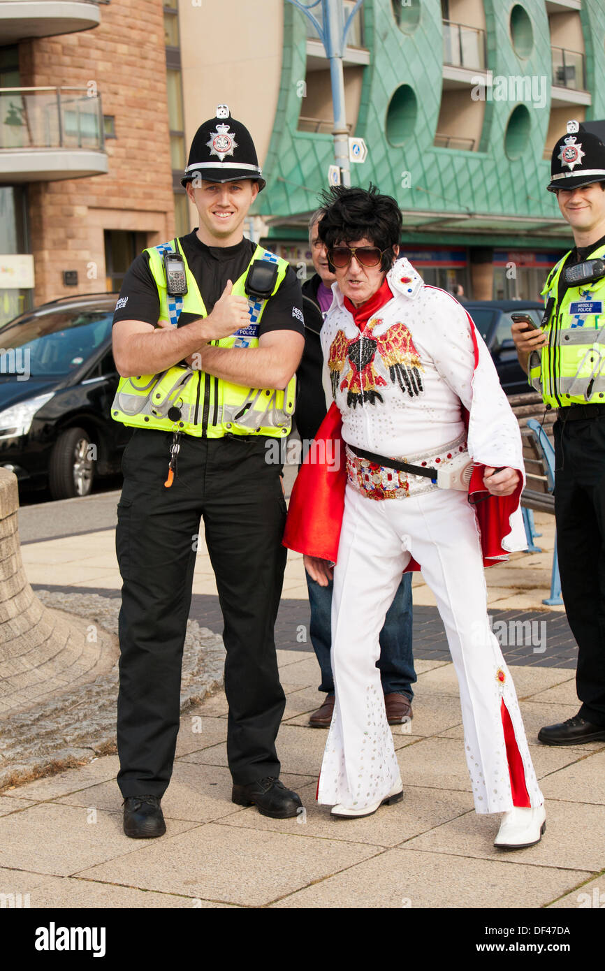 Elvis impersonator tribute elvis hi-res stock photography and images ...