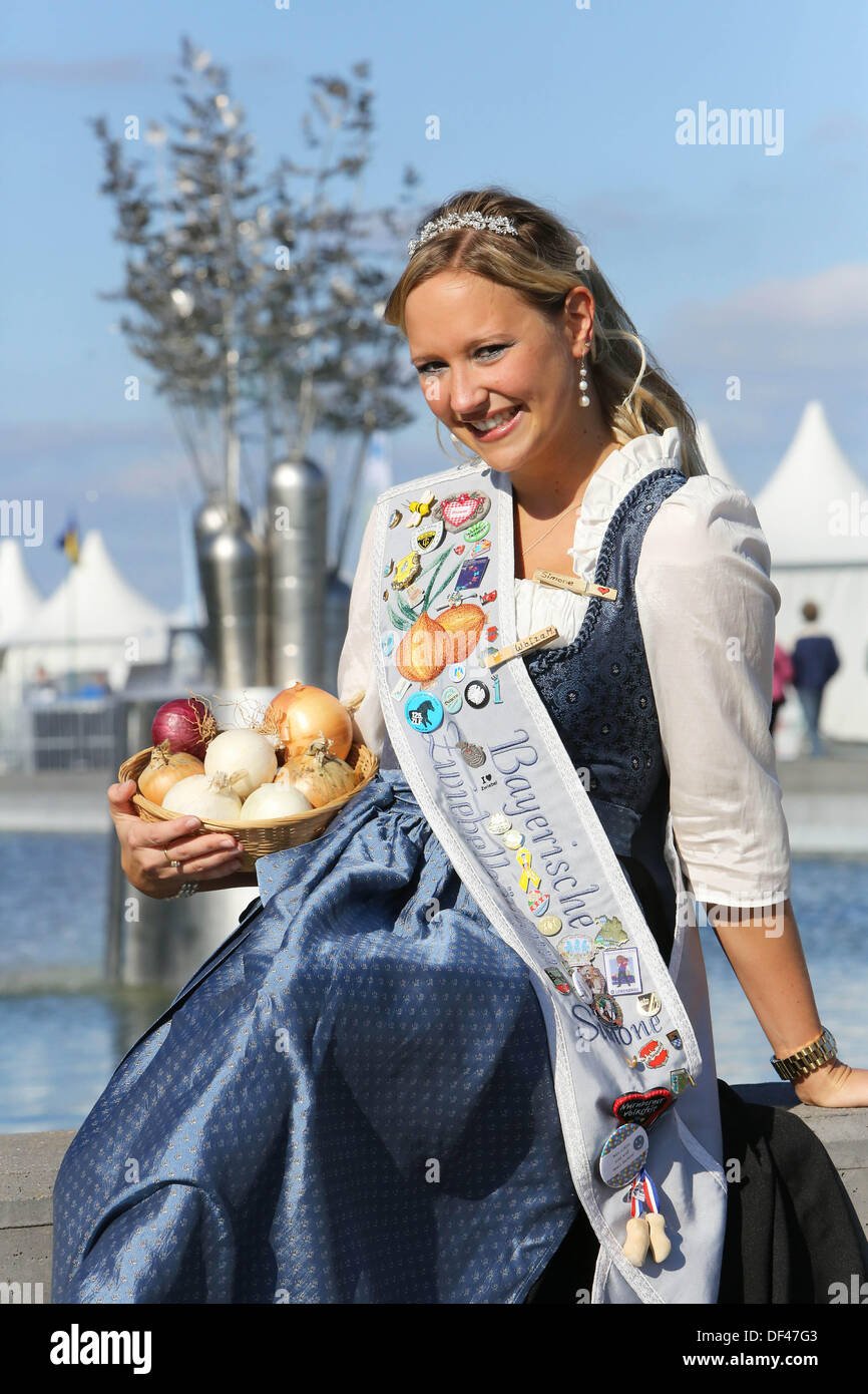 Royal highness queen Simone Rothmayr herself came Friday 27-9-2013 to ...