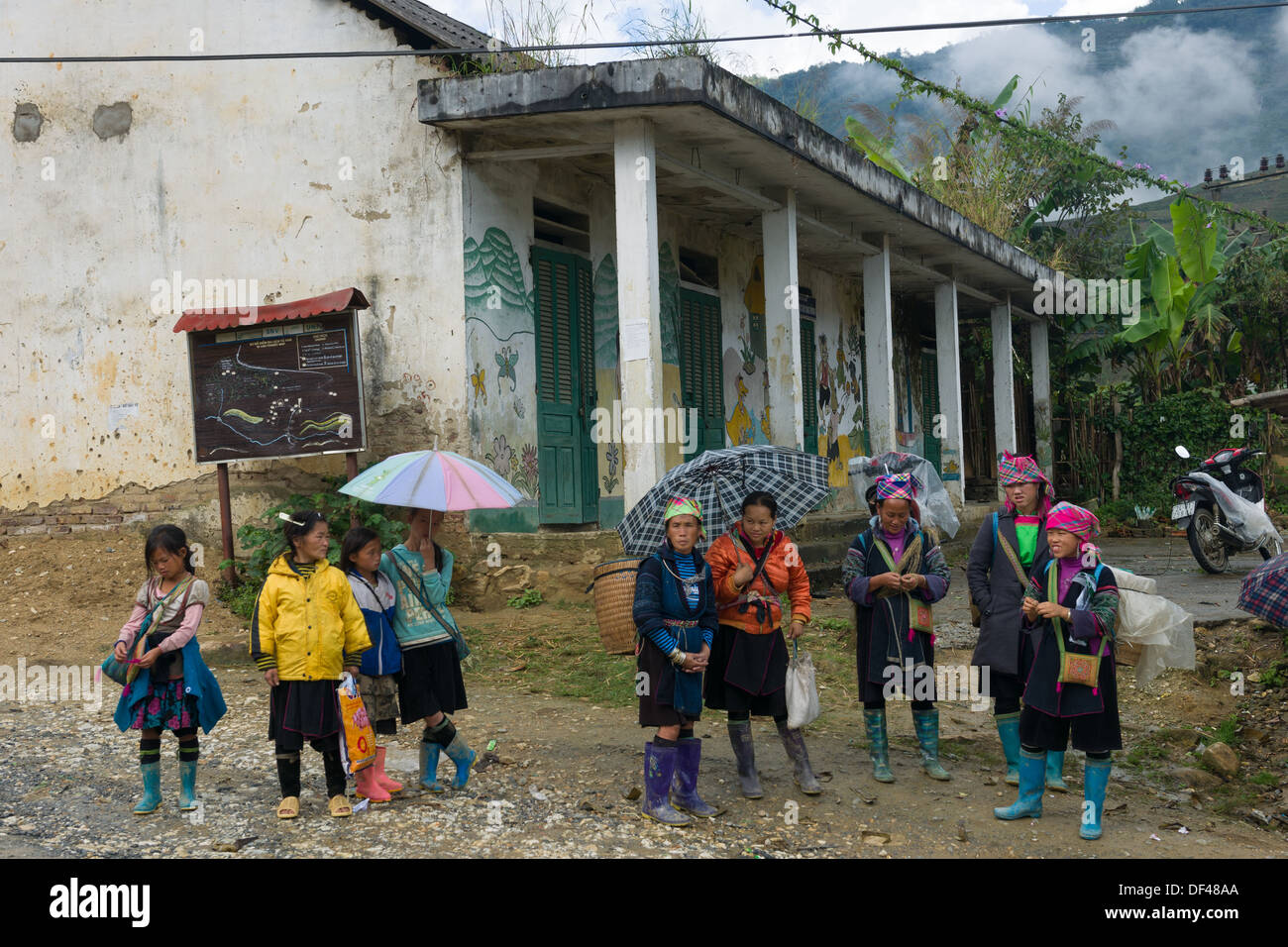 Hmong women and children in a mix of traditional and Western clothes ...