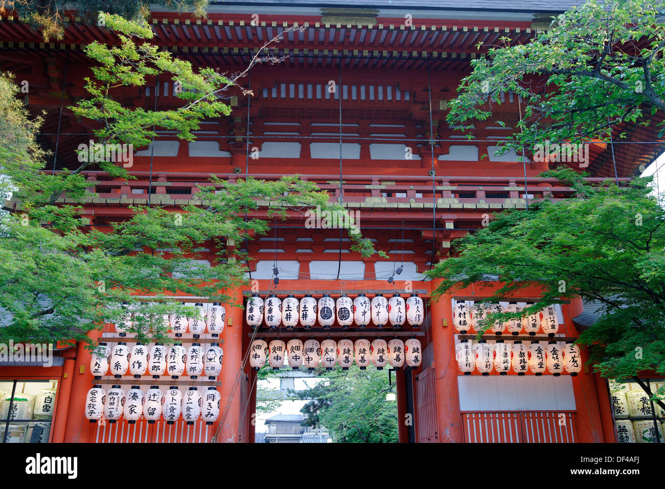 Main gate yasaka shrine hi-res stock photography and images - Alamy