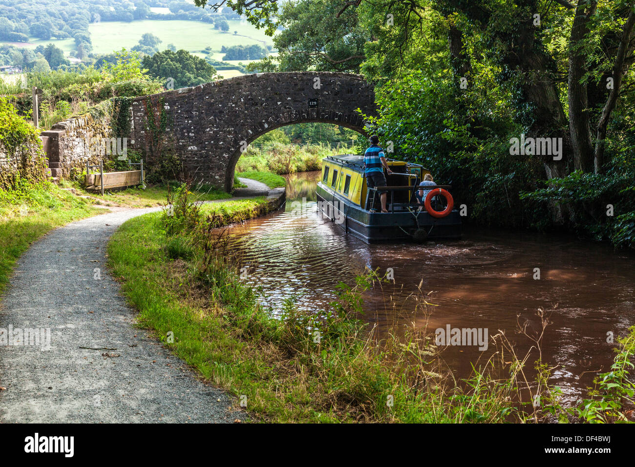 Narrowboat under bridge hi-res stock photography and images - Alamy