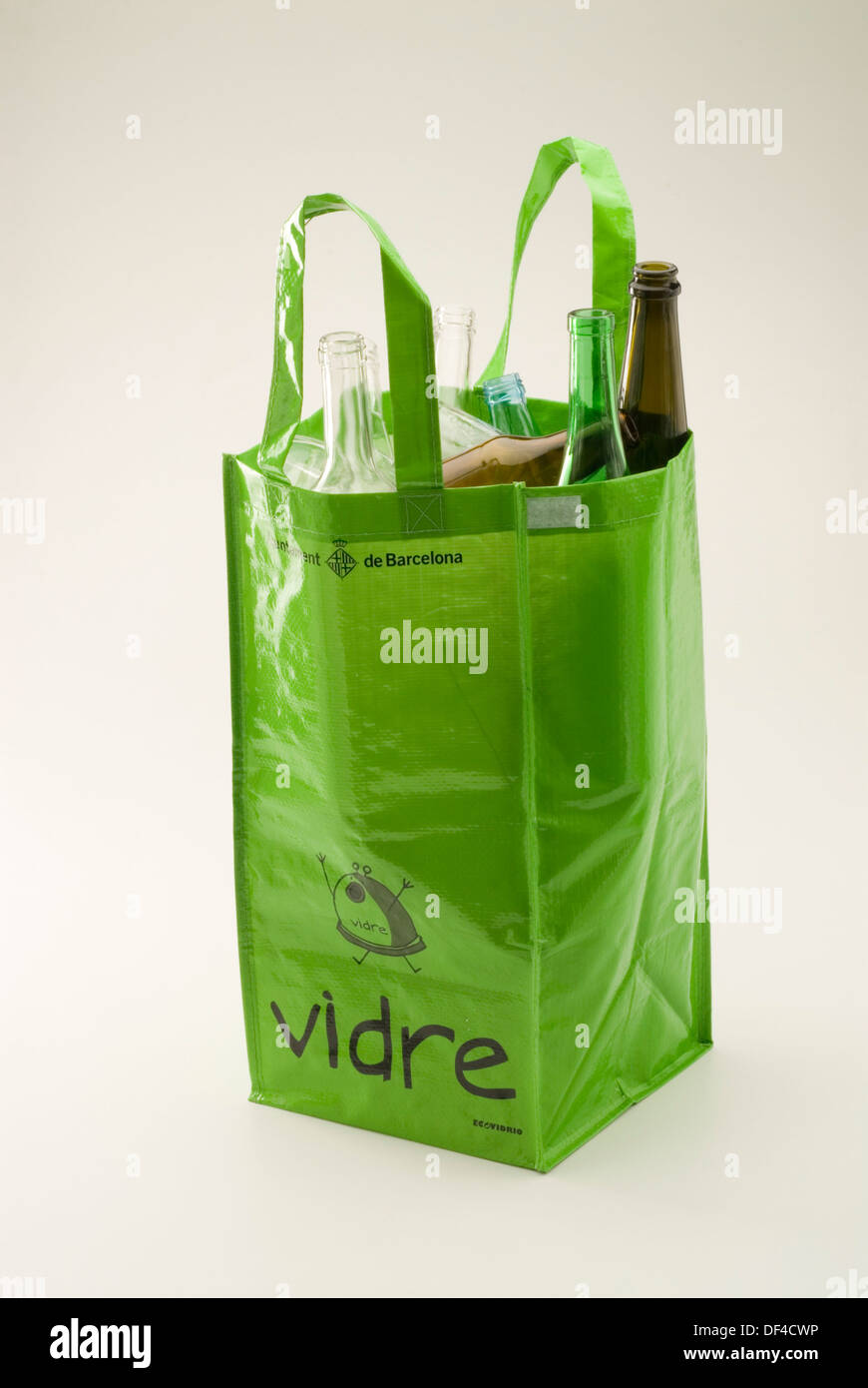 Glass green recycle recycling hi-res stock photography and images - Alamy