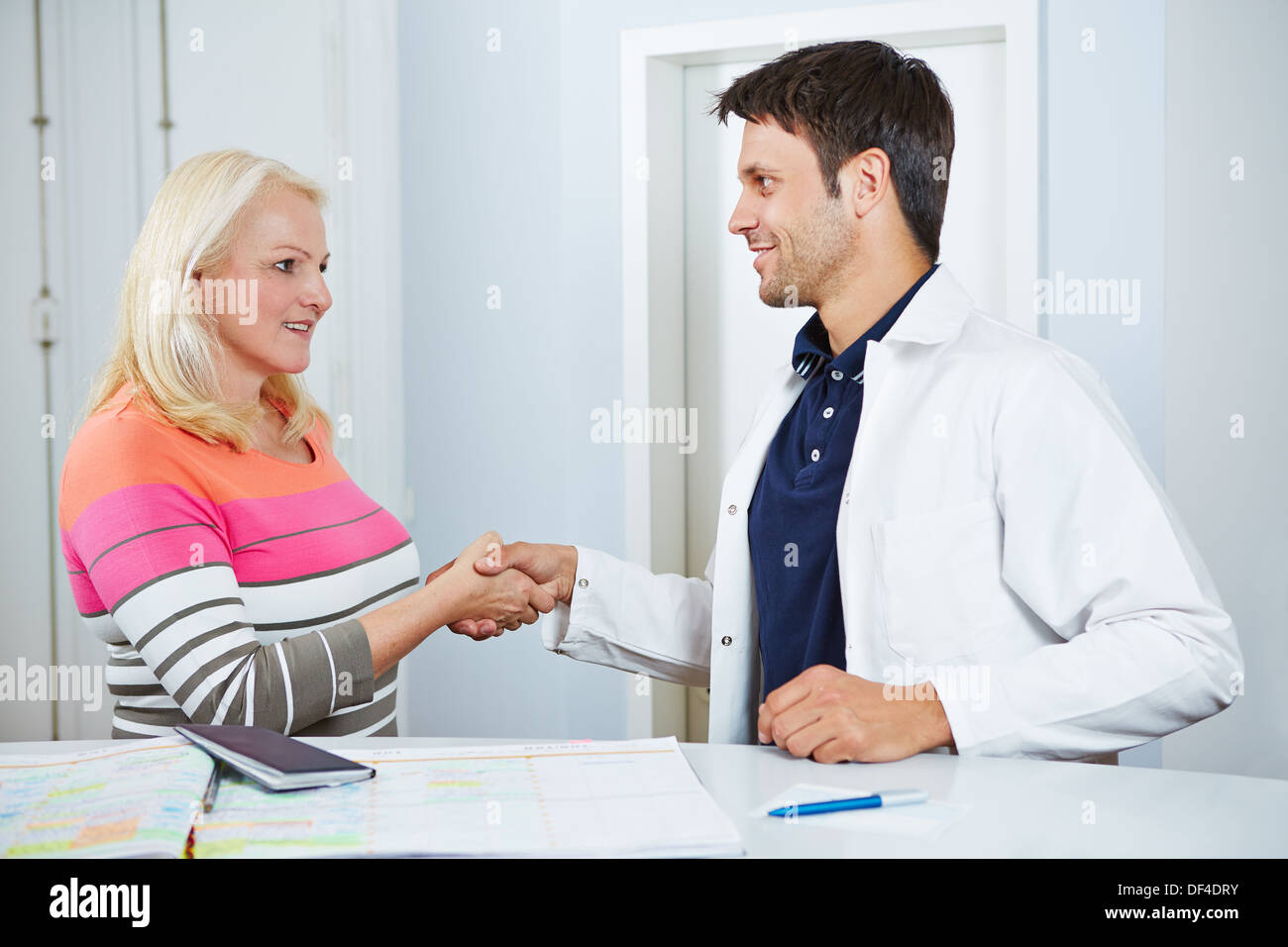 Doctor and senior patient shaking hands to say goodbye Stock Photo - Alamy